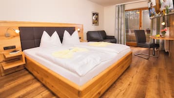 Quarto casal luxo, ao lado do lago | Cofres nos quartos, escrivaninha, Wi-Fi de cortesia
