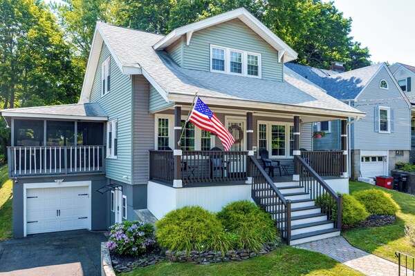 Convenient, Cozy Home: Porches, Fire Pit, Office - Middletown, CT