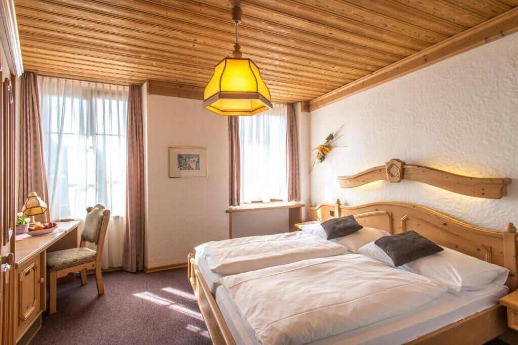 Quarto Duplo Comfort | Cofre no quarto, secretária adequada para computadores portáteis 