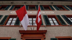 Fachada de um edifício com várias janelas e uma placa que diz 'Hotel Weiters Kreuz'.