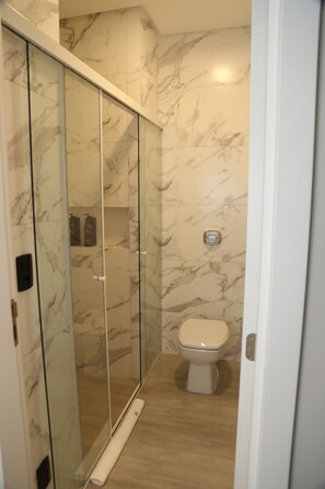 Quarto triplo standard, vista para a cidade | Banheiro
