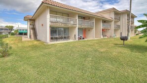 Um edifício de dois andares com varanda no andar térreo e área de varanda coberta.