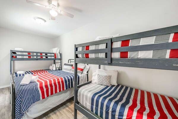 Cajun Shrimp Heated Resort Pool W Slide - Texas