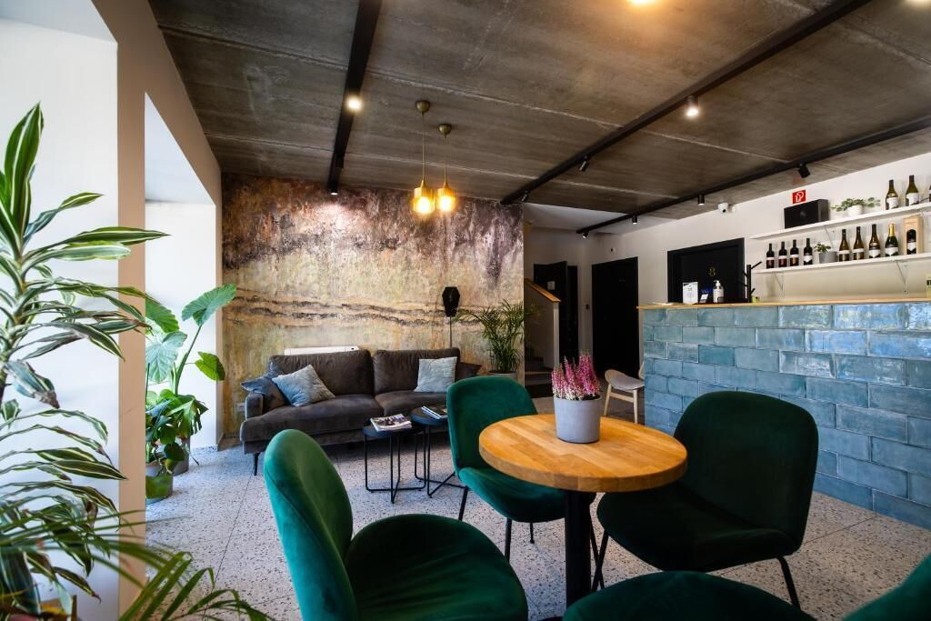 Decoração moderna com área de bar, assentos e parede de pedra.