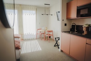 Um frigorífico, um micro-ondas no espaço comum, uma placa de cozinha 