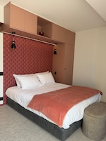 Apartamento Standard, 1 cama queen-size, adaptado para pessoas com dificuldades de mobilidade | Cofre com capacidade para portátil, secretária 