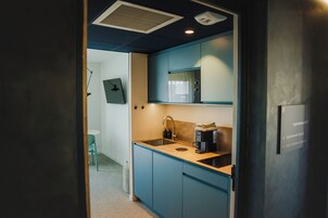Apartamento Familiar, 2 quartos, cozinha | Cozinha privada | Um frigorífico, um micro-ondas no espaço comum, uma placa de cozinha 