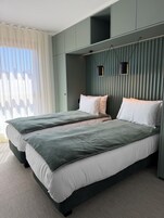Apartamento Standard, 2 camas individuais, não fumadores, kitchenette | Cofre com capacidade para portátil, secretária