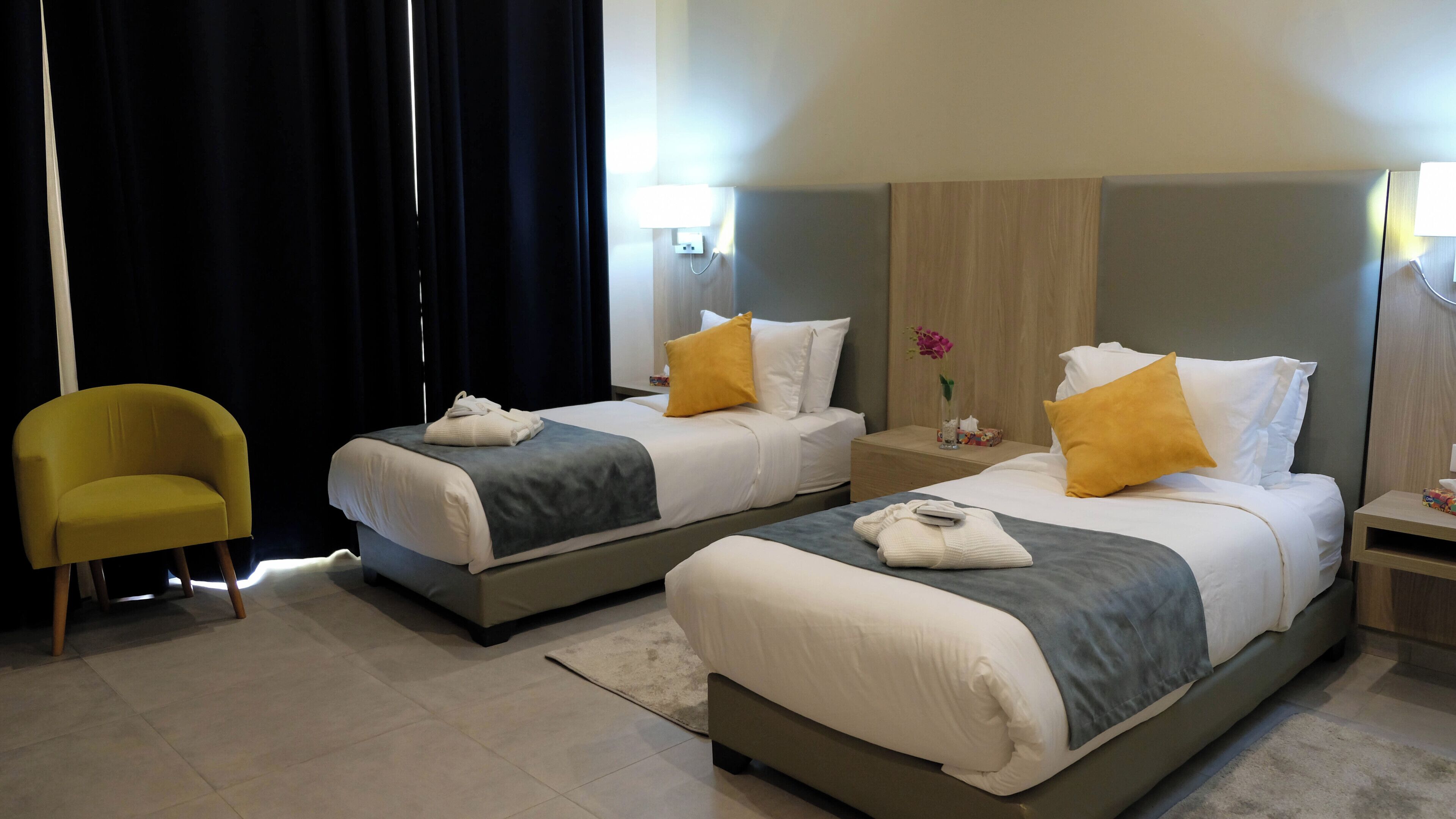Quarto duplo clássico | Cofres nos quartos, Wi-Fi de cortesia