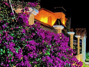 Um edifício com fachada de pedra e uma varanda.