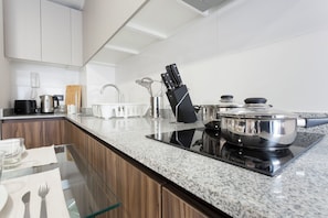 Apartamento Standard | Cozinha privada | Um frigorífico, um micro-ondas, um forno, uma placa de cozinha