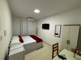 Quarto casal conforto | Escrivaninha, Wi-Fi de cortesia