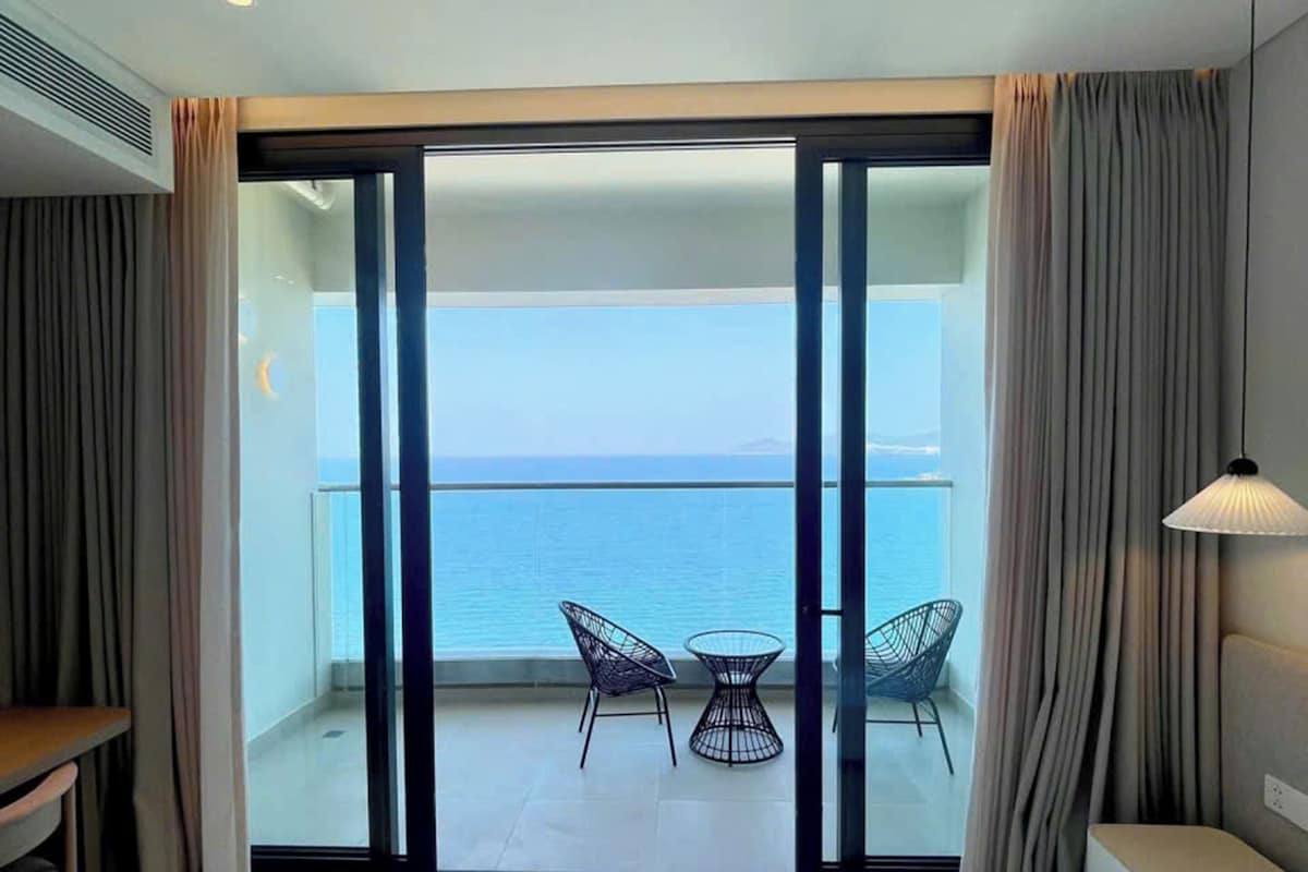 Apartamento superluxo, vista para a praia | Escrivaninha, quartos à prova de som, ferros/tábuas de passar roupa