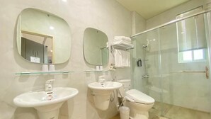 Quarto superior, vista para a cidade | Banheiro | Produtos de toalete grátis, secador de cabelo, chinelos