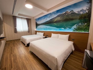 Quarto de hotel com duas camas, uma janela grande com cortinas, uma TV de tela plana e um quadro de um lago de montanha.