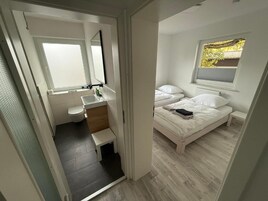 Apartamento, sacada, vista para a cidade | Banheiro | Chuveiro, secador de cabelo, papel higiênico