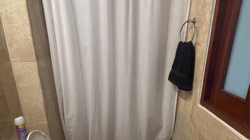 Apartamento, 2 quartos | Banheiro