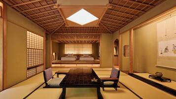 Um quarto japonês tradicional com tatames, uma mesa baixa e um futon.