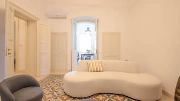 Apartamento (3 Bedrooms) | Sala de estar | Televisor de ecrã plano de 30 polegadas com canais por cabo