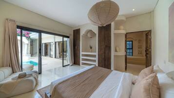 Vila clássica, varanda, vista para a piscina | Cofres nos quartos, Wi-Fi de cortesia