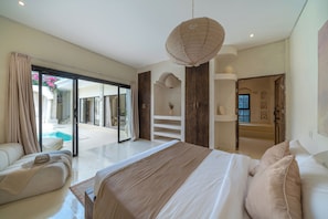 Vila clássica, varanda, vista para a piscina | Cofres nos quartos, Wi-Fi de cortesia