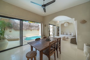 Vila clássica, varanda, vista para a piscina | Sala de jantar