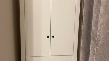 Quarto Duplo ou Twin Comfort | Cofre no quarto, secretária, cortinas/cortinados opacos