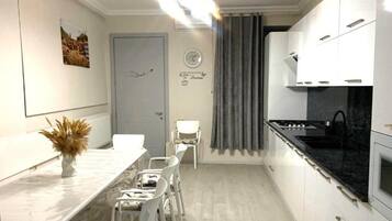 Um frigorífico, um micro-ondas, uma placa de cozinha, uma torradeira