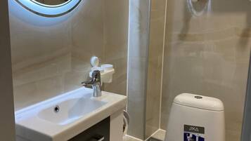 Quarto Duplo Standard | Casa de banho | Um polibã, um secador de cabelo, chinelos, toalhas fornecidas