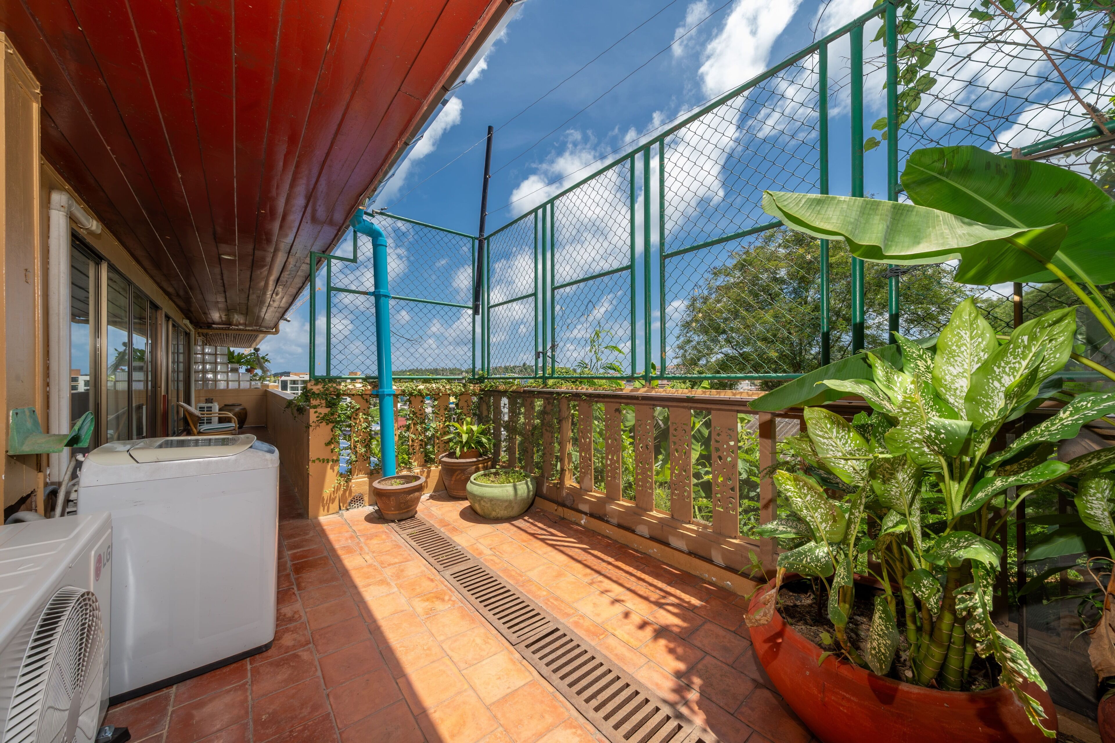 Penthouse Clássica, vista para o jardim, junto à encosta | Terrenos do alojamento