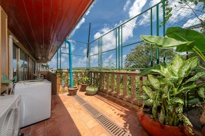 Penthouse Clássica, vista para o jardim, junto à encosta | Terrenos do alojamento