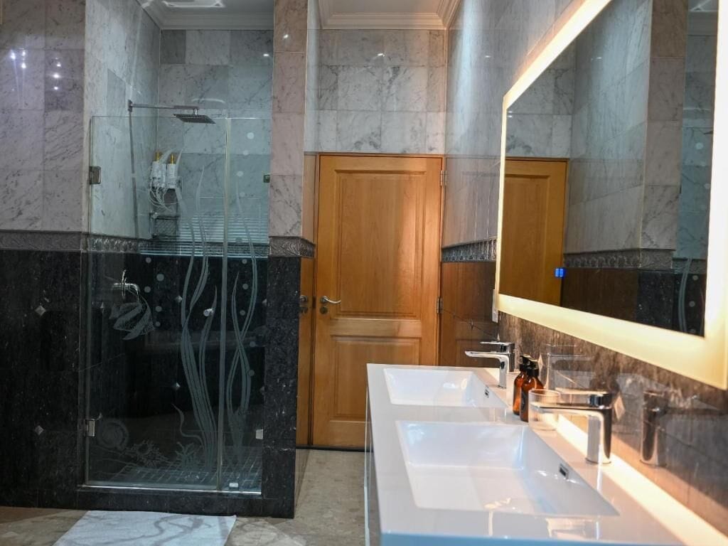 Suite Superior, 1 cama king-size, banheira de hidromassagem grande, vista para o jardim | Casa de banho | Um polibã e uma banheira separados, artigos de higiene pessoal grátis 