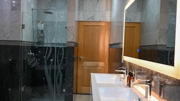 Suite Superior, 1 cama king-size, banheira de hidromassagem grande, vista para o jardim | Casa de banho | Um polibã e uma banheira separados, artigos de higiene pessoal grátis