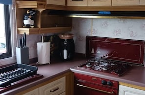 Um frigorífico, um micro-ondas, um forno 
