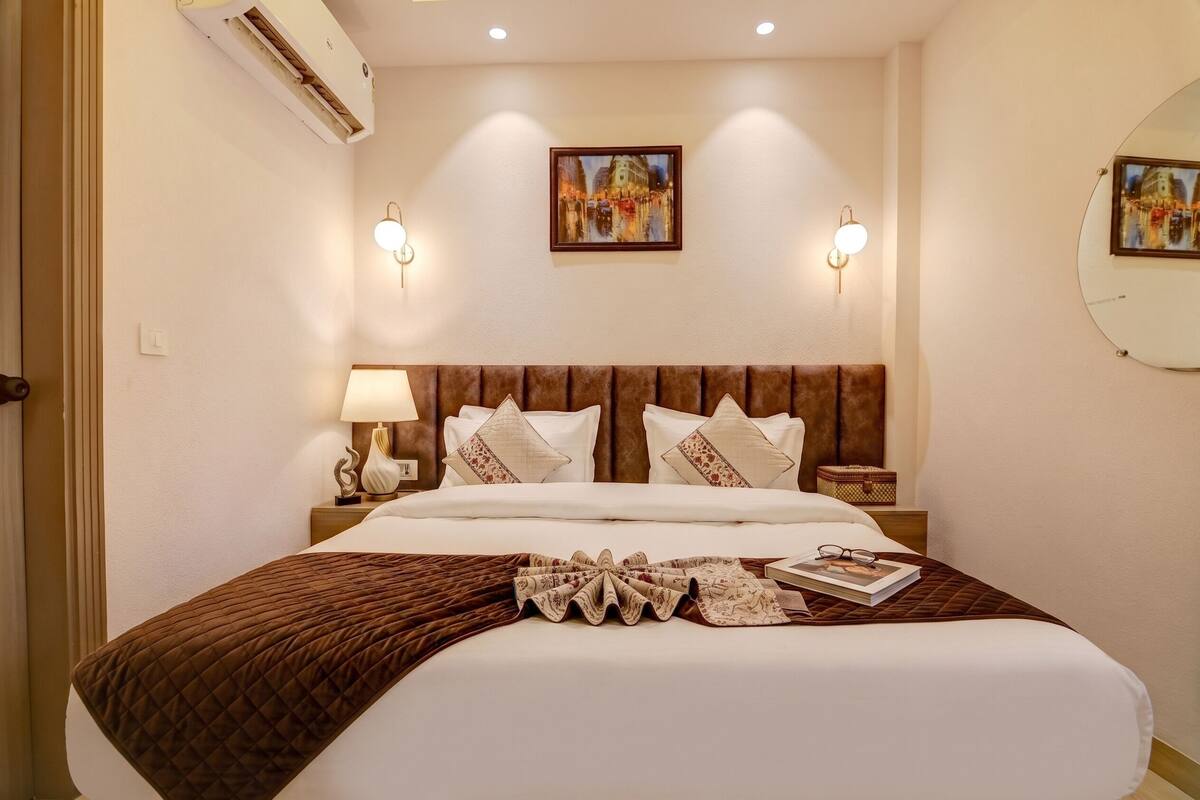 Suite, 1 cama king-size, fumadores, casa de banho privativa | Secretária, secretária adequada para computadores portáteis 