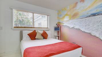 Quarto com cama, janela, parede com pintura parcial e prateleira com telefone.
