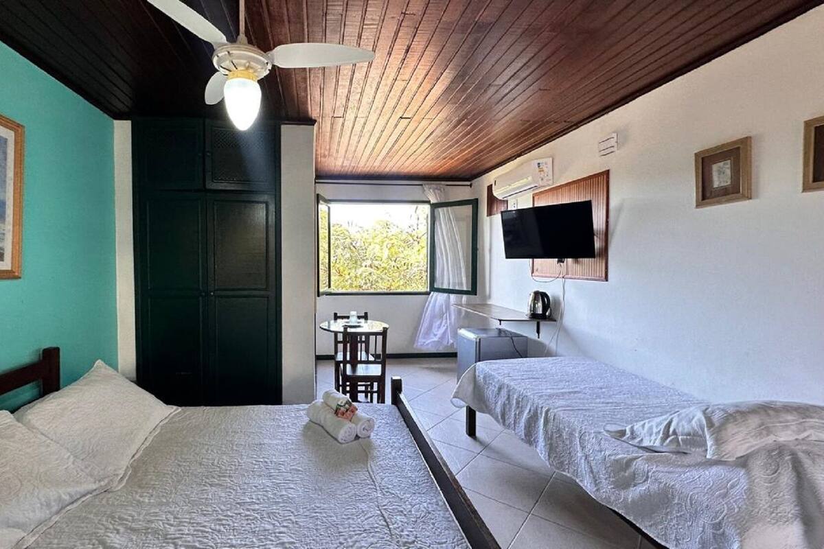 Quarto Triplo Standard | Cortinas/cortinados opacos, ferro/tábua de engomar, Wi-fi grátis 