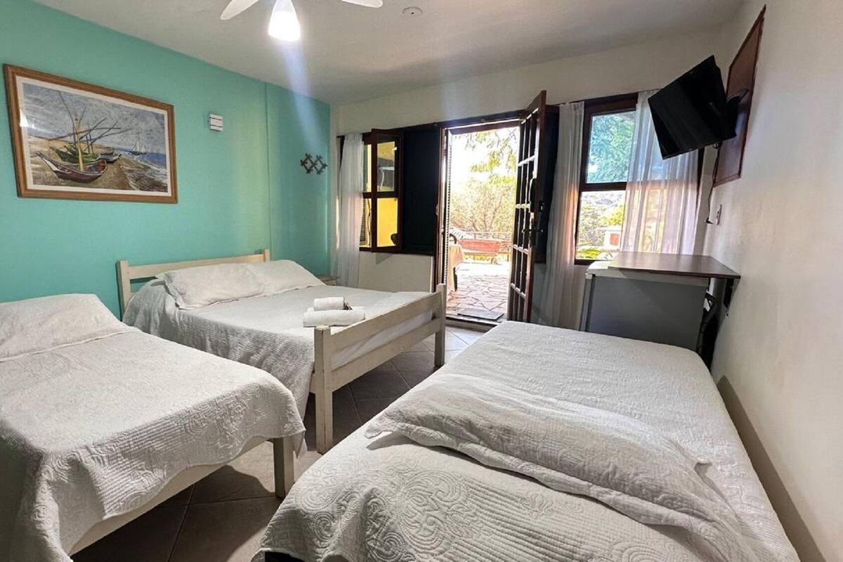 Quarto Quádruplo, lanai (alpendre havaiano) | Cortinas/cortinados opacos, ferro/tábua de engomar, Wi-fi grátis 