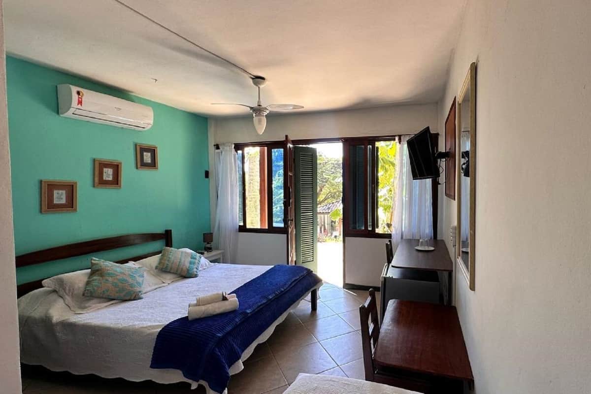 Quarto Triplo, lanai (alpendre havaiano) | Cortinas/cortinados opacos, ferro/tábua de engomar, Wi-fi grátis 