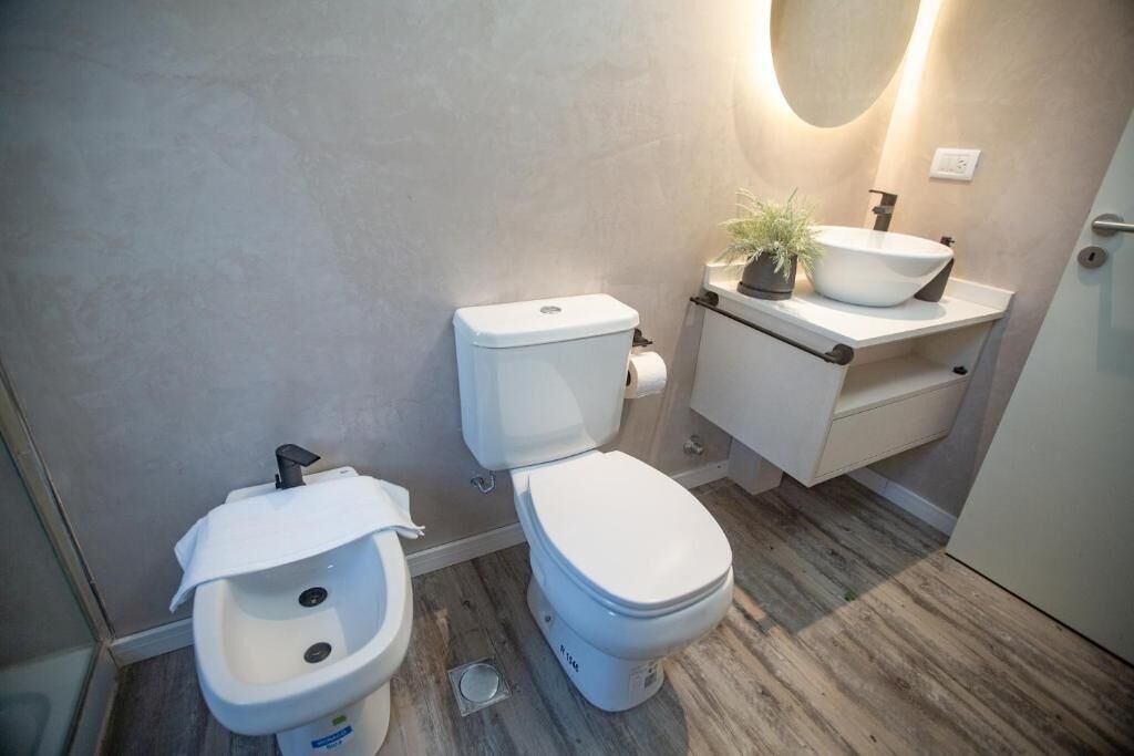 Quarto casal ou duplo luxo, vista para o jardim | Banheiro | Chuveiro, produtos de toalete grátis, secador de cabelo 