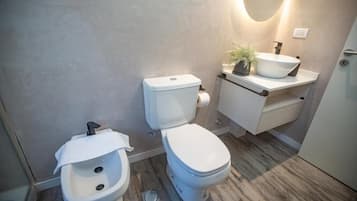 Quarto casal ou duplo luxo, vista para o jardim | Banheiro | Chuveiro, produtos de toalete grátis, secador de cabelo
