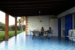 Villa Comfort, vista para o jardim | Refeições ao ar livre