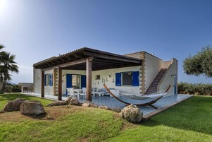 Villa Comfort, vista para o jardim | Terraço/pátio interior