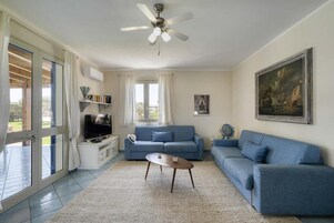 Vila conforto, vista para o jardim | Área de estar | TV de tela plana 40 polegadas com canais digitais