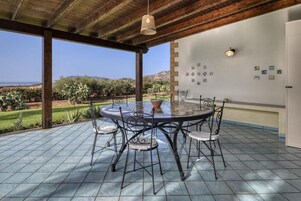 Vila conforto, vista para o jardim | Opções para refeição ao ar livre