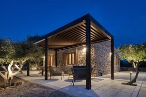 Villa Exclusiva, vista para o jardim | Terraço/pátio interior