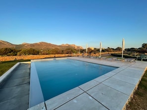 Piscina exterior sazonal, guarda-sóis, espreguiçadeiras 