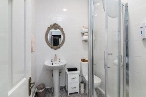 Quarto Triplo Clássico | Casa de banho | Um polibã, um secador de cabelo, toalhas fornecidas 