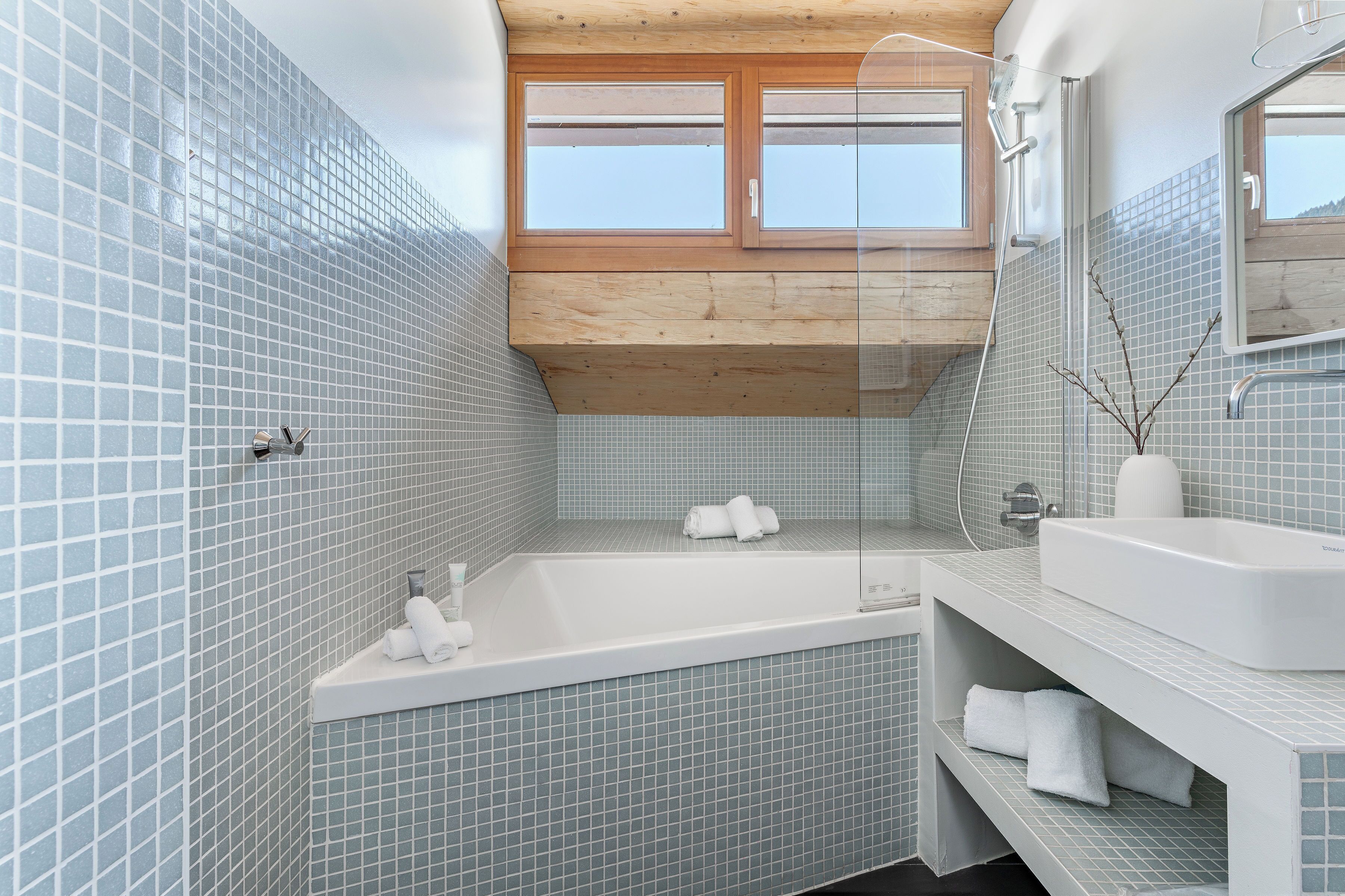 Quarto Duplo, varanda, vista para a montanha | Casa de banho | Chinelos 