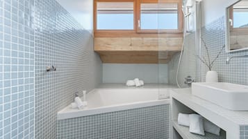 Quarto Duplo, varanda, vista para a montanha | Casa de banho | Chinelos
